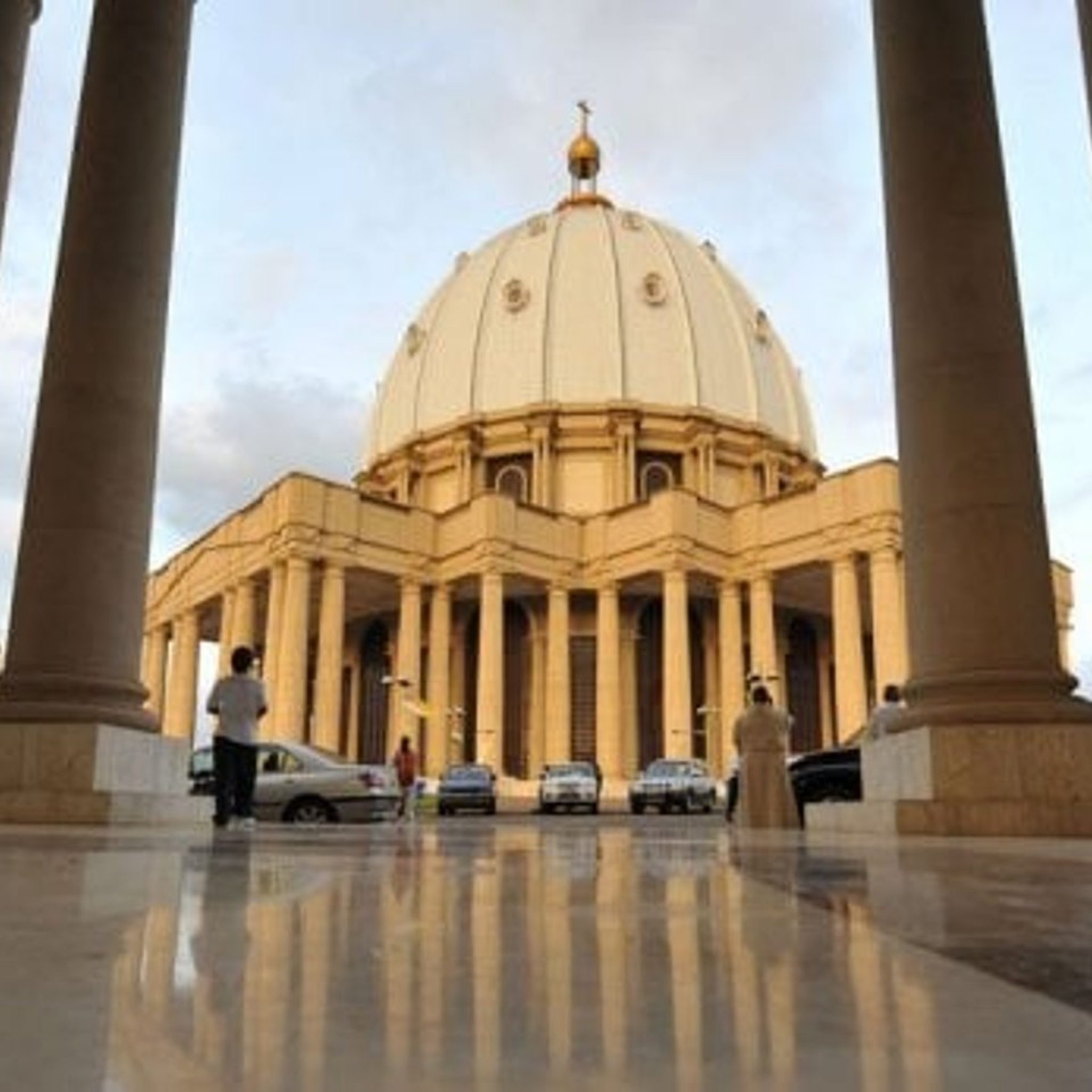 Yamoussoukro : Perles d'une Ville Étonnante ! 🌍
